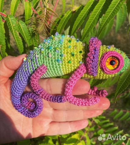 Вязаная мягкая игрушка ручной работы хамелеон